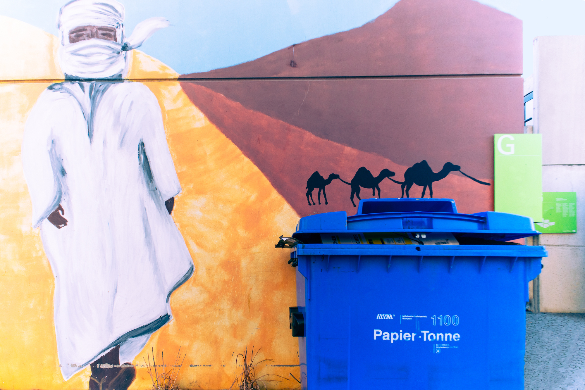 Papiertonne in der Wüste – Das Olympiadorf Photo Projekt